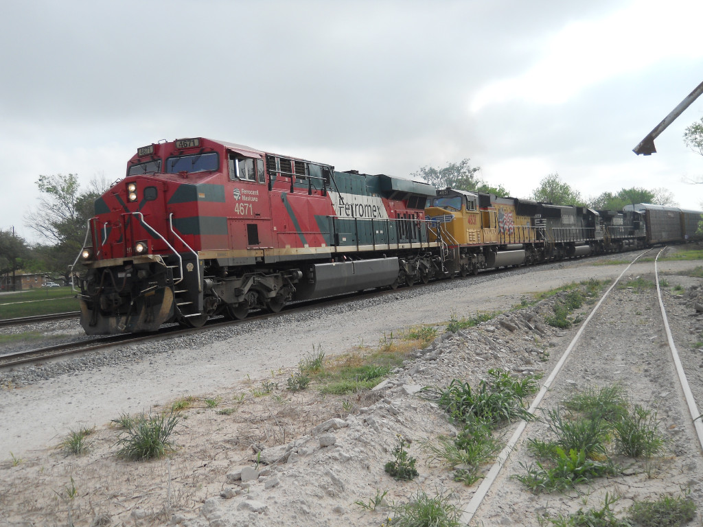 FXE 4671 24Mar2011 SB Approaching Pecos Street
